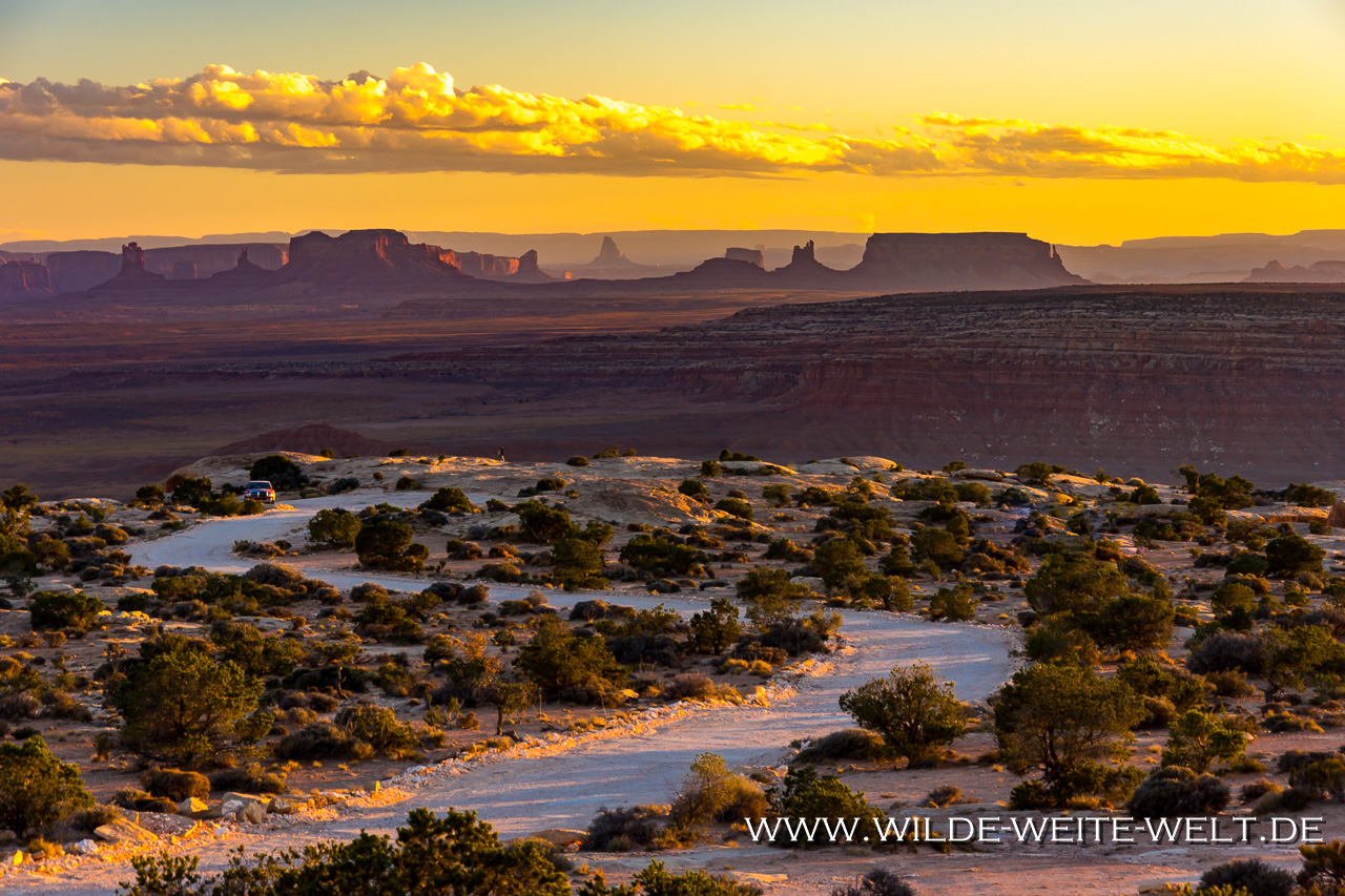 Monument Valley from Muley Point at sunset - www.wilde-weite-welt.de